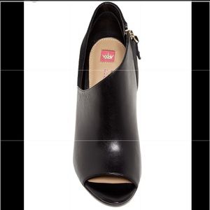 Elaine Turner | Shoes | Elaine Turner Black Evie Cutout Zip Bootie ...